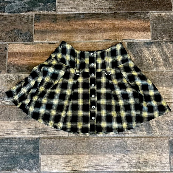 Hot Topic | Skirts | Hot Topic Yellow And Black Plaid Snap Front Skirt ...